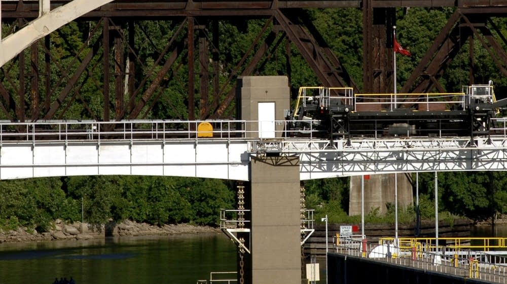 Hundreds gather at the 35W bridge to remember | MPR News