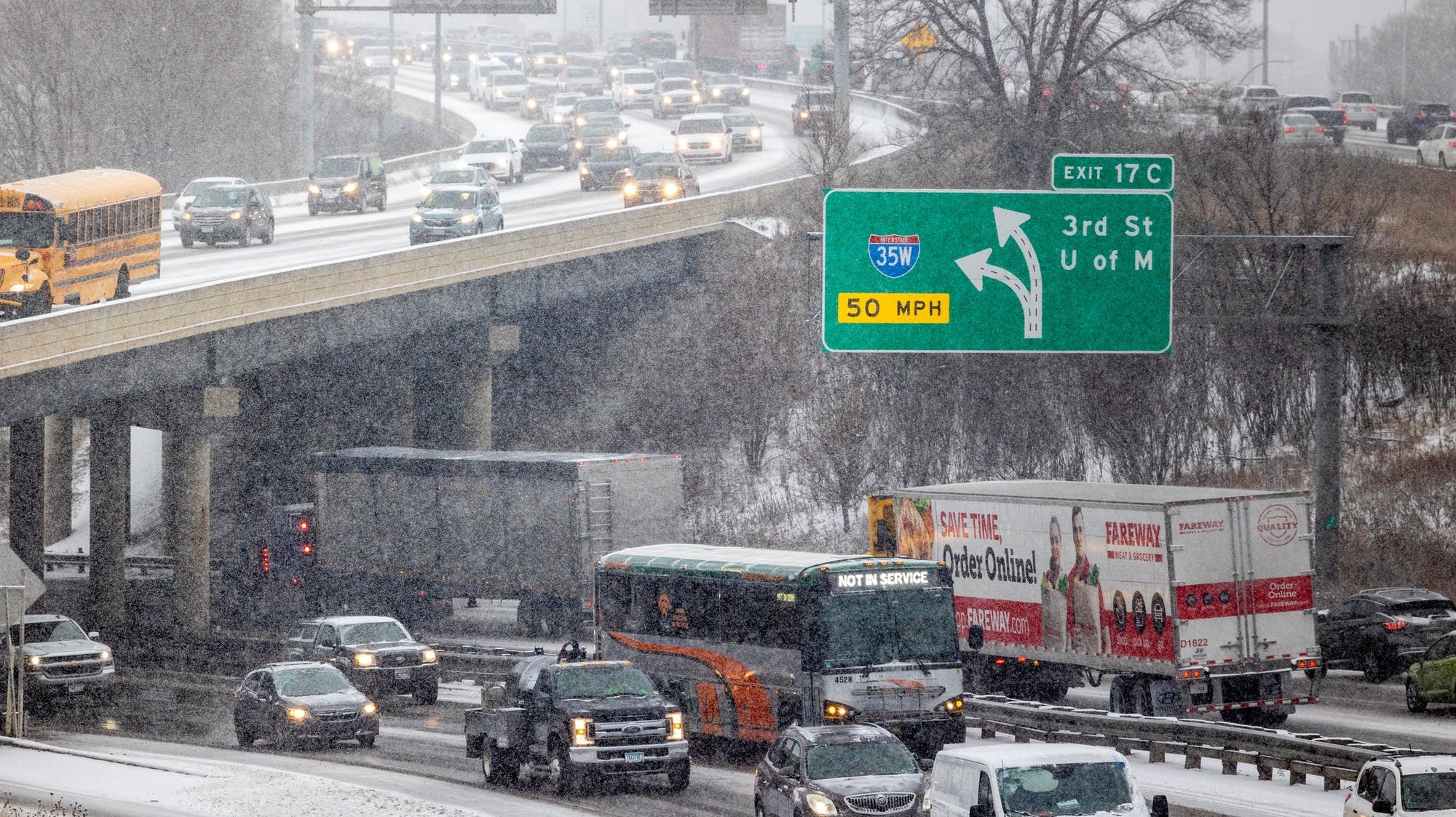 Monday morning snow makes for messy morning commute | MPR News