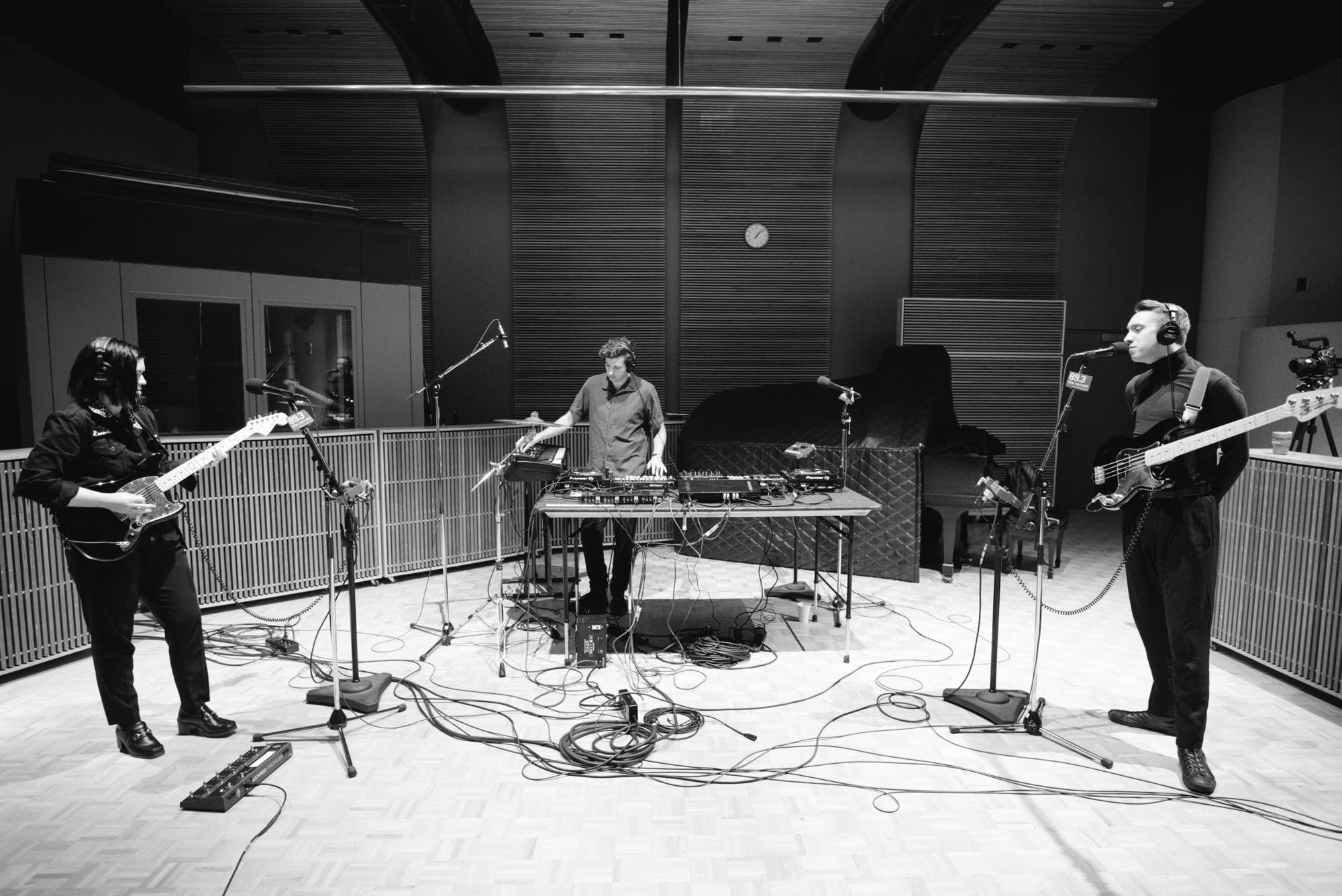 The xx perform tracks from their album 'I See You'