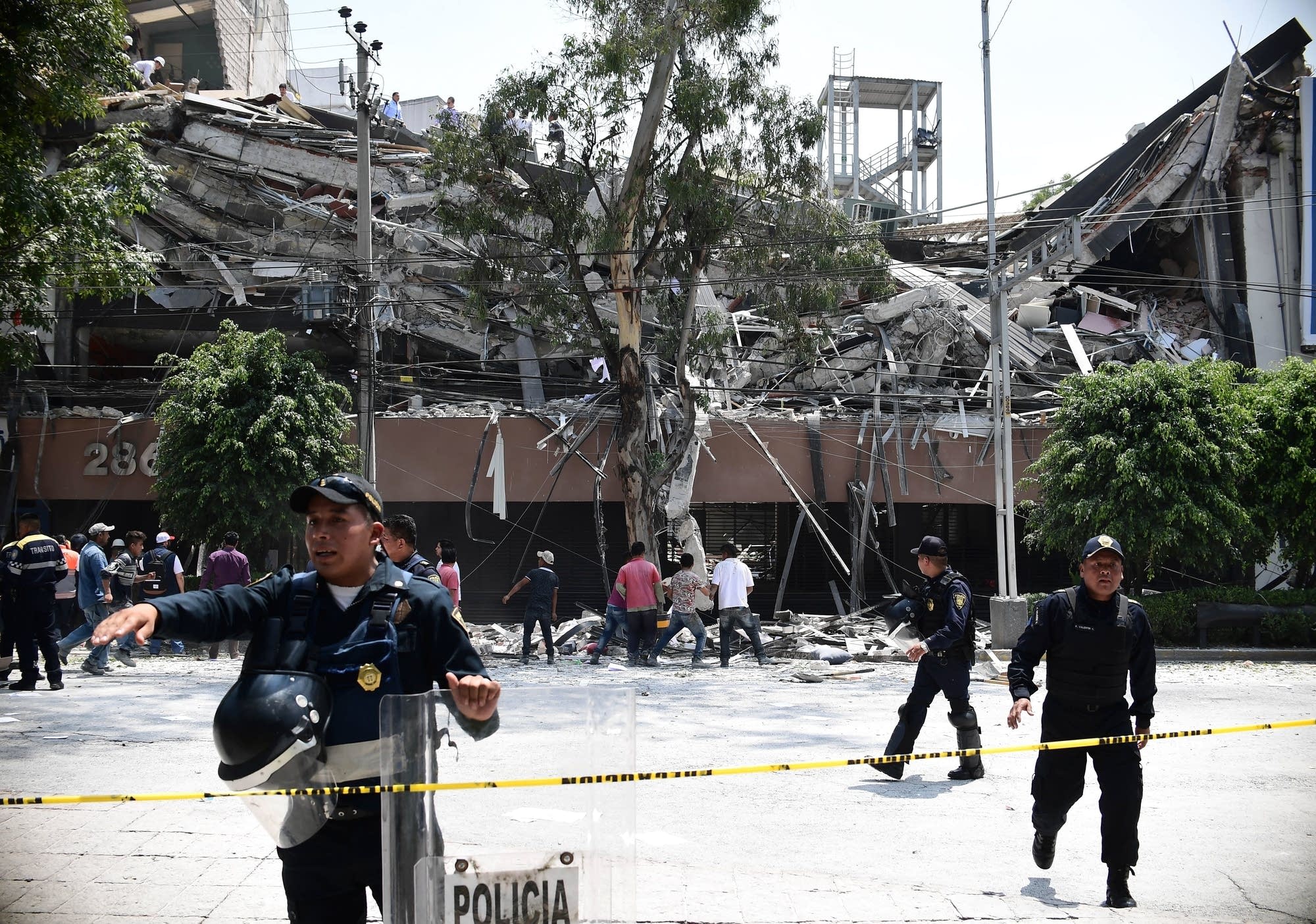 Mexicans dig through collapsed buildings as quake kills more than 200 ...
