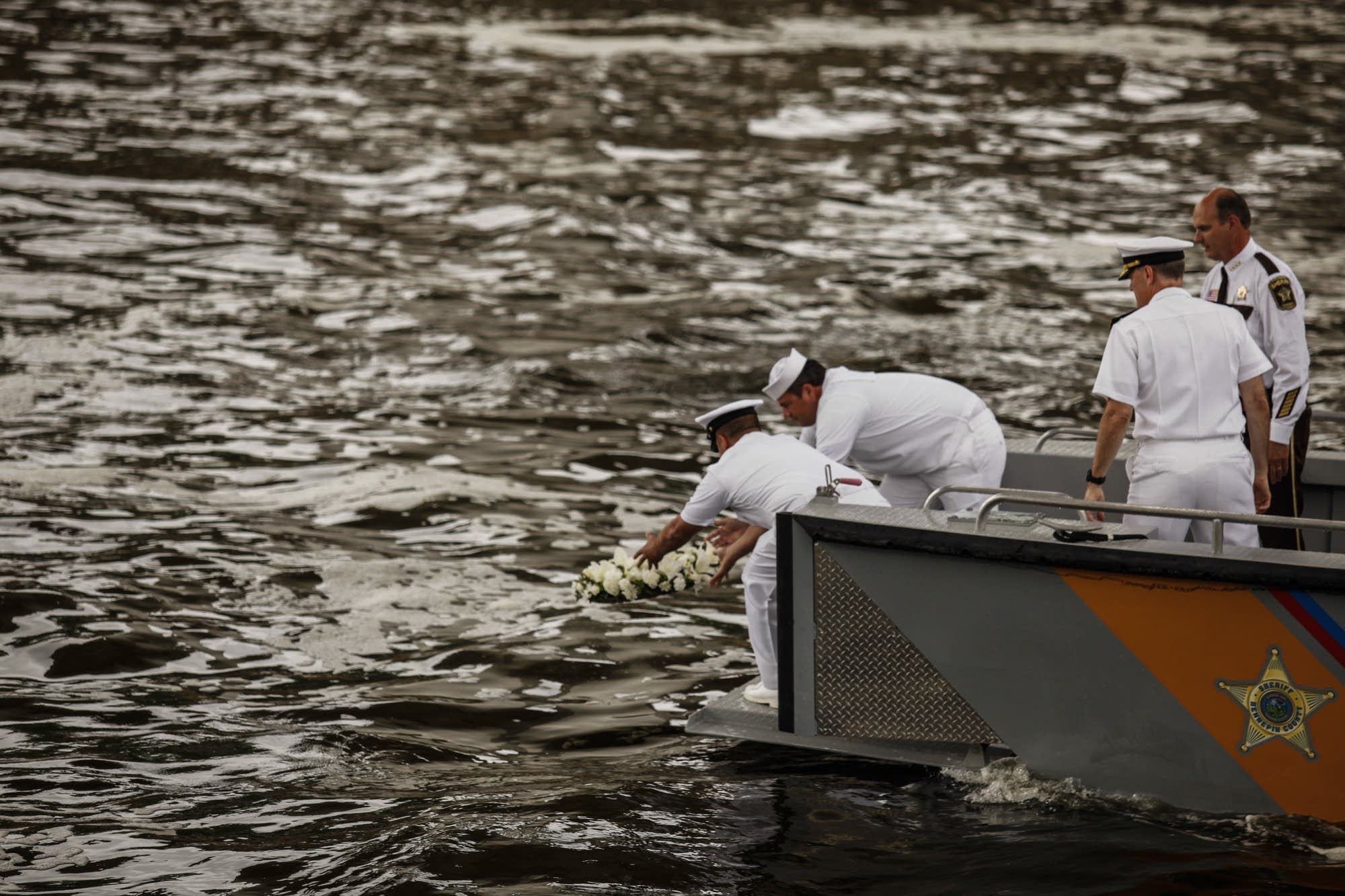 Rescue teams remember I-35W bridge collapse at wreath laying ceremony ...
