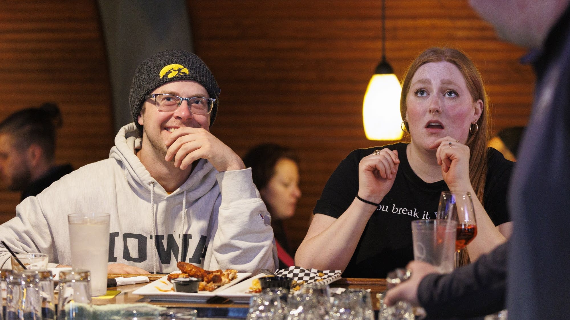 Fans pack sports bar for Iowa vs. South Carolina championship thriller ...