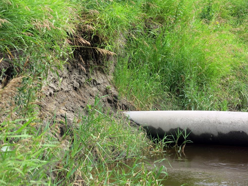 Erosion exposes Enbridge oil pipelines near river in NW Minn. | MPR News