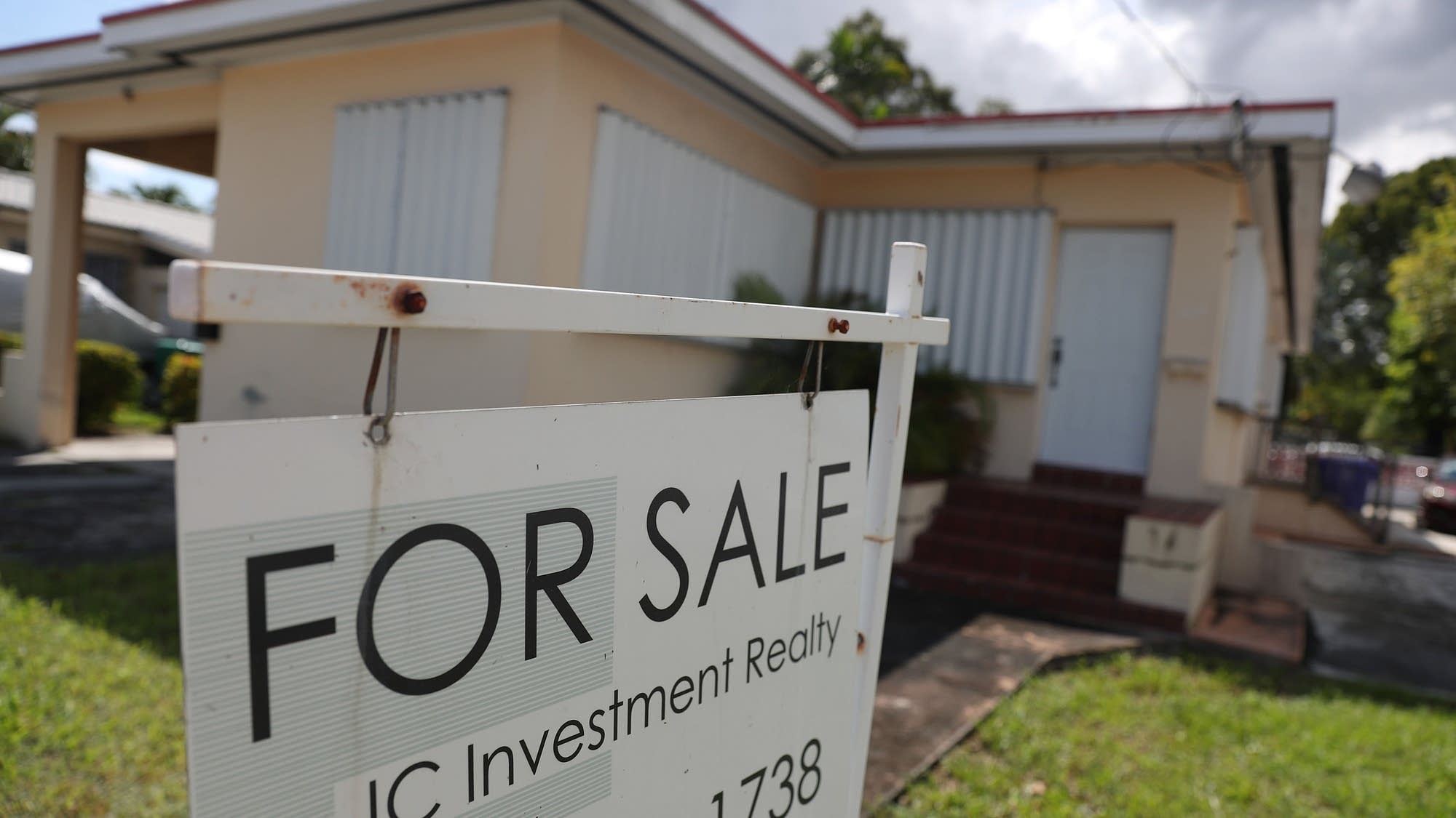 Buying a house on the hope mortgage rates will ease