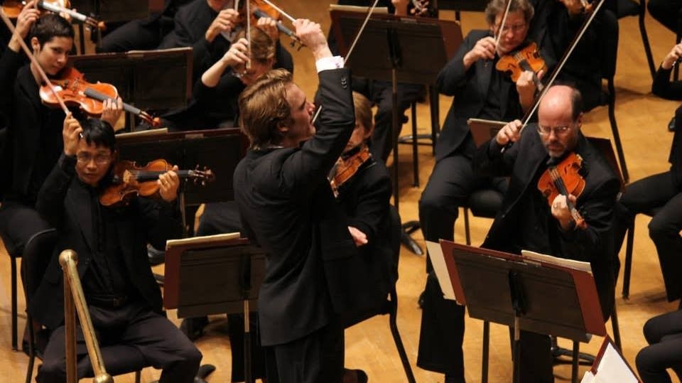Review: Courtney Lewis leads the Jacksonville Symphony in a rousing ...