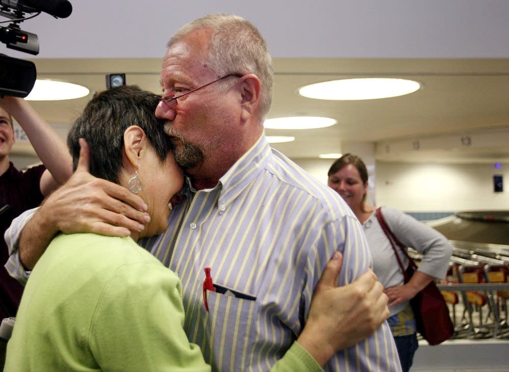 After weeks in Rwandan jail, Erlinder arrives in Minn. | Minnesota ...