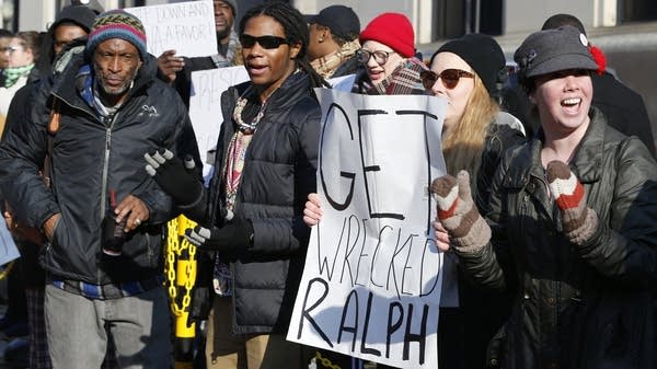 Virginia governor says he wasn't in racist photo, vows to remain in ...