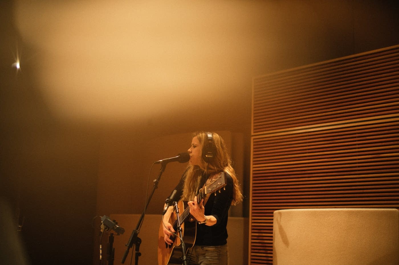 Sarah Morris performs songs from 'All Mine' at Radio Heartland | The ...