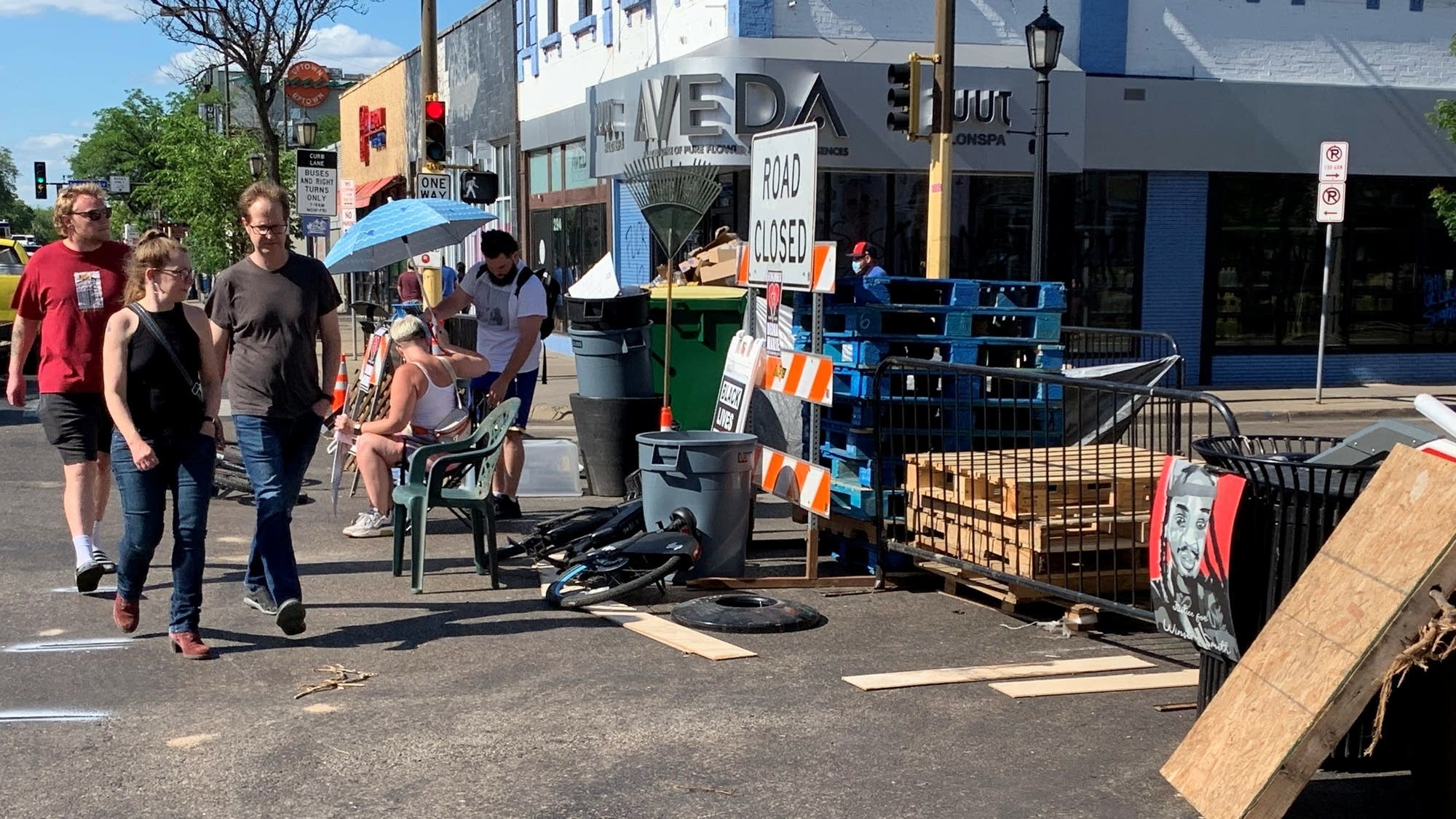 Protesters continue barricading Lake Street to remember 2 killed | MPR News