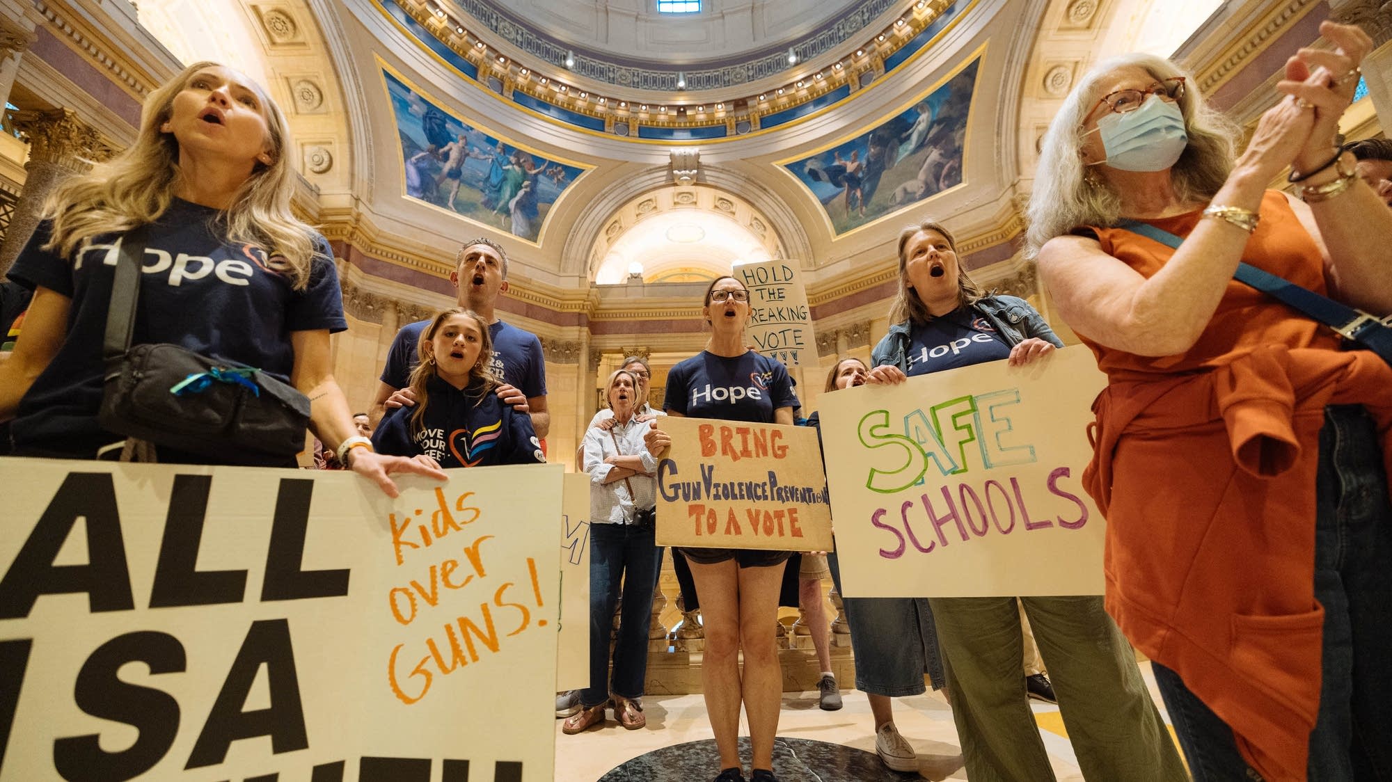 Minnesota lawmakers strike deal to finish legislative session | MPR News