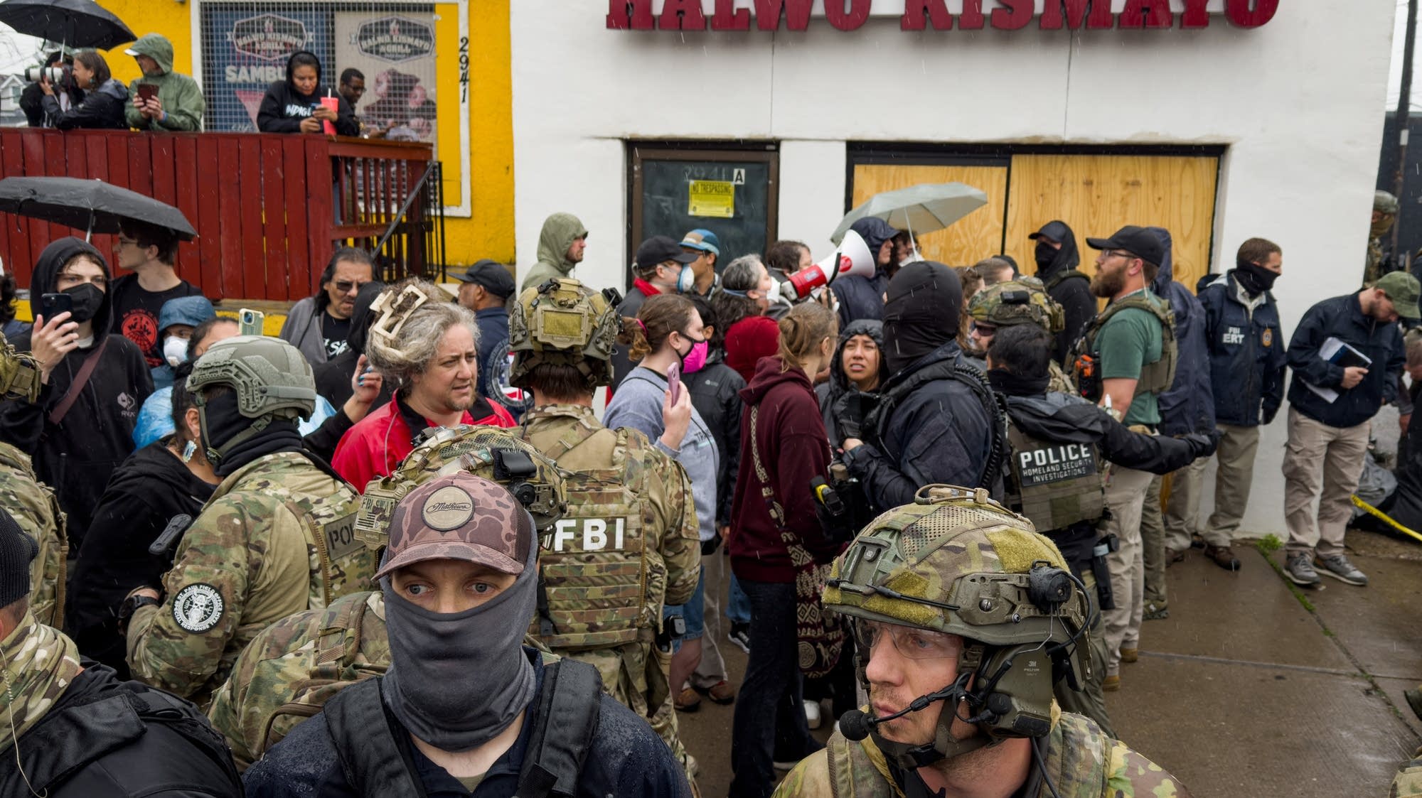 Federal agents search building in Minneapolis | MPR News