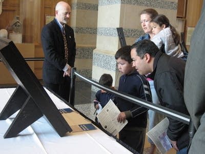 Thousands venture to see the Declaration of Independence | MPR News