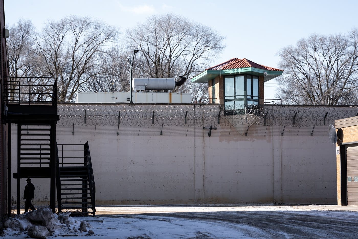 As COVID-19 spreads in Minn. prisons, loved ones worry | MPR News