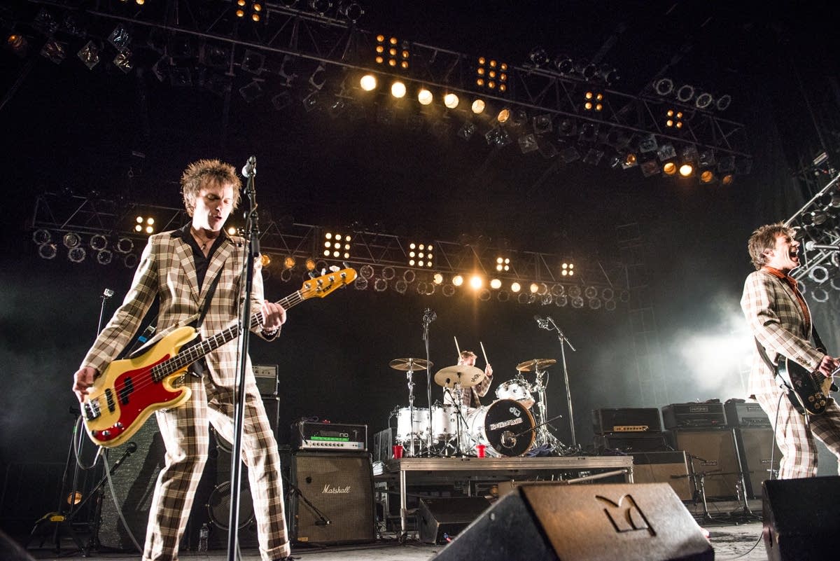 The Replacements (finally) bring it back home for crowd-pleasing Midway ...