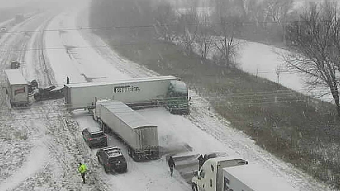 Heavy snow, slippery roads as storm blankets southern Minnesota | MPR News
