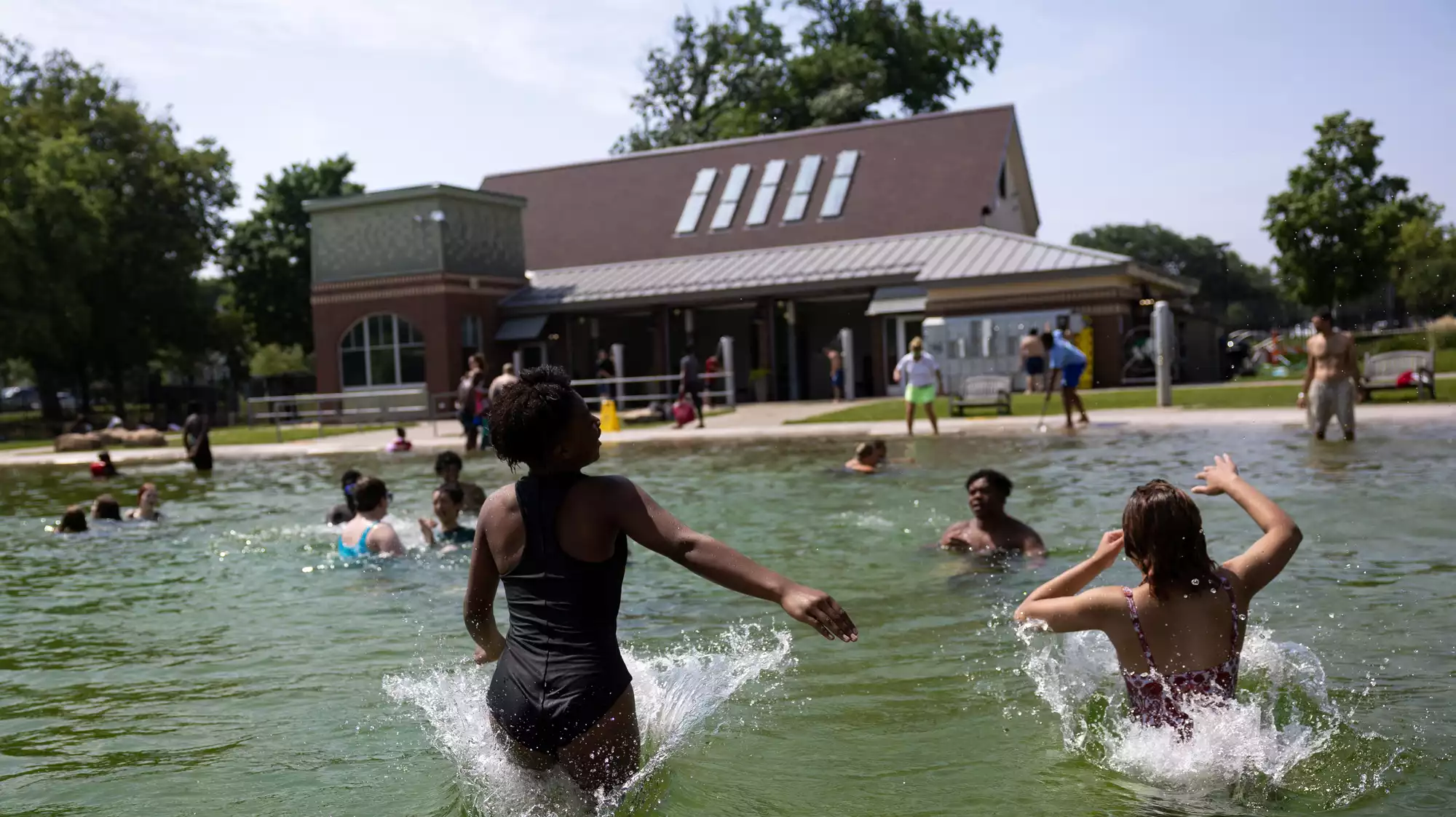 For many, Minneapolis parks offer a way to beat the heat | MPR News